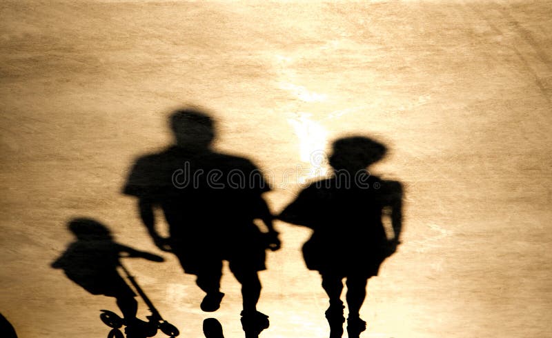 Undeutliches Kind Und Sein Schatten Auf Zebrastreifen Stockbild - Bild ...