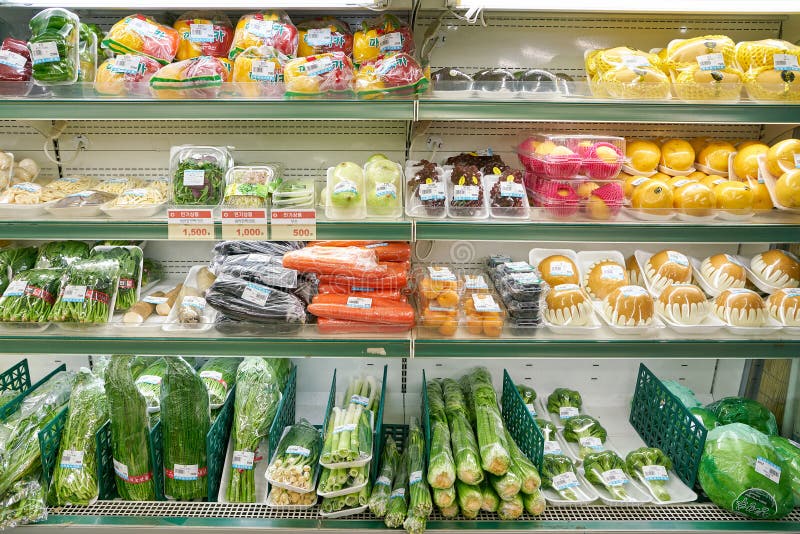 Une épicerie photographie éditorial. Image of couleur - 105100867