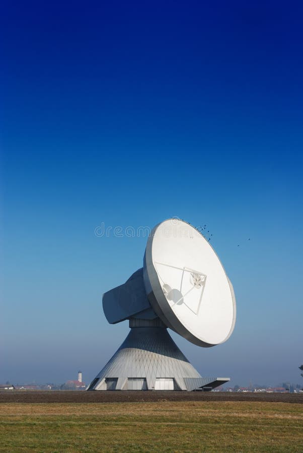 Une antenne parabolique photo stock. Image du moderne - 3210842