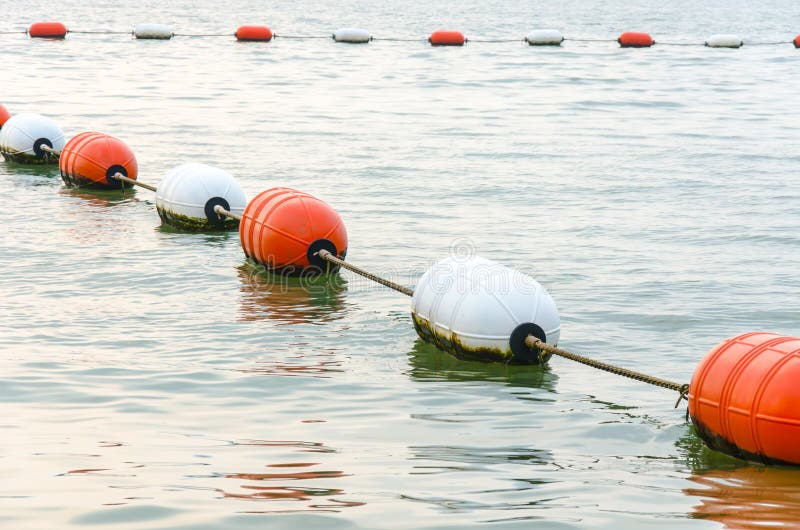 Balise en mer image stock. Image du pendant, orange, bouée - 41933731