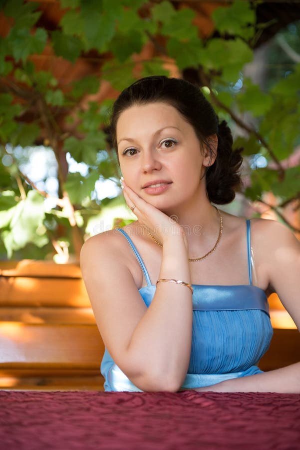 Une Belle Femme Dans Une Robe Bleue Image stock - Image du image, sain ...