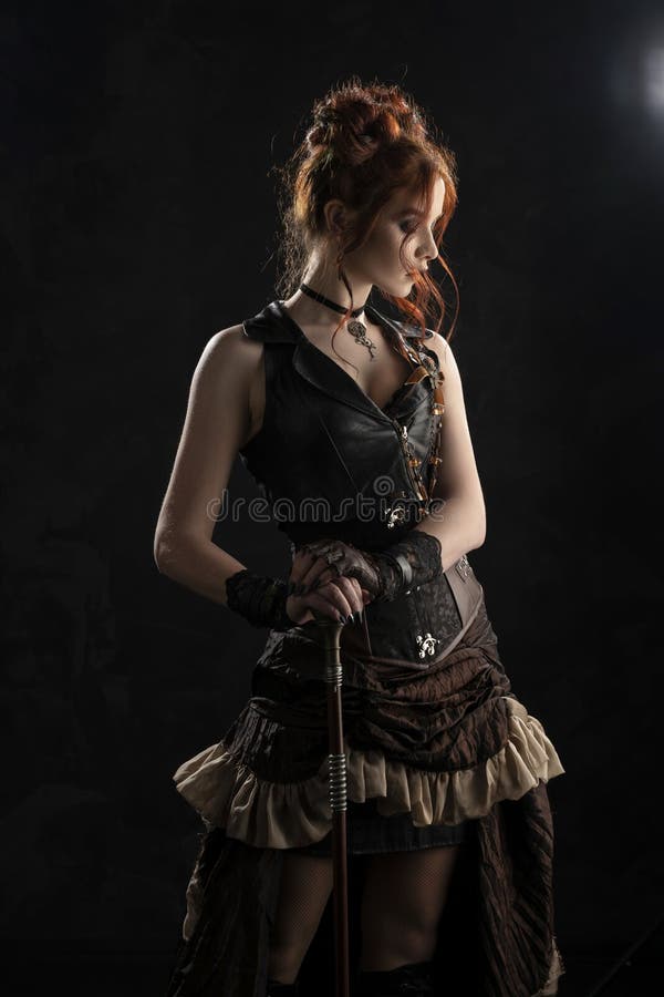 Une Belle Fille Rousse De Cosplayer Utilisant Un Costume De Style