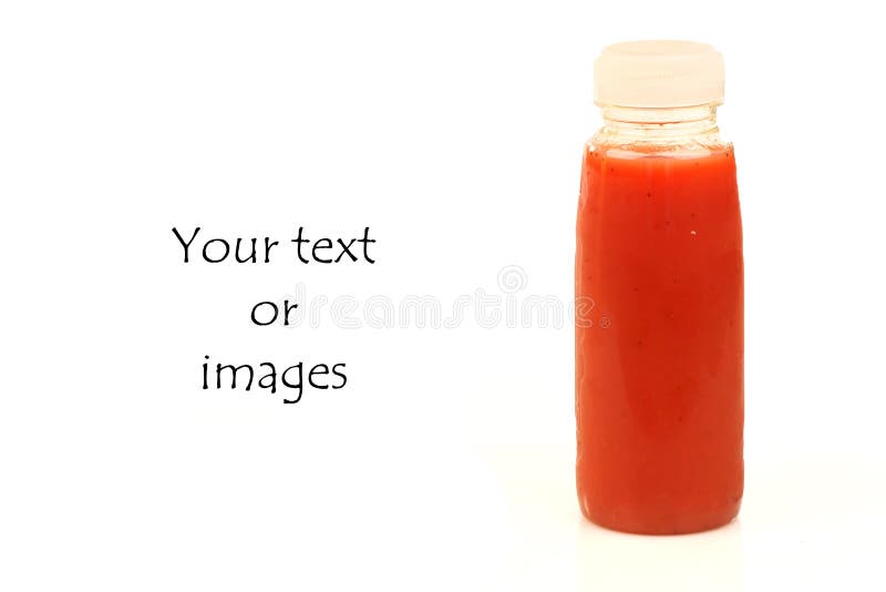 Une Bouteille De Jus De Fruit Frais Rouge Photo stock - Image du ...