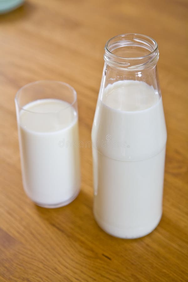Une Bouteille Traditionnelle De Lait Avec La Glace Image stock - Image ...