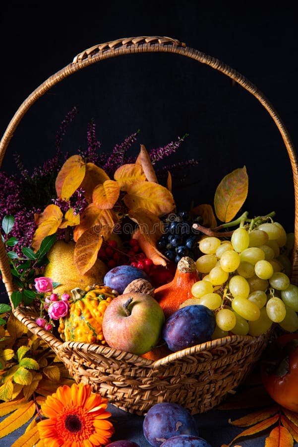 Une Corne D'abondance Automnale Dans Le Panier Cycle Image stock ...