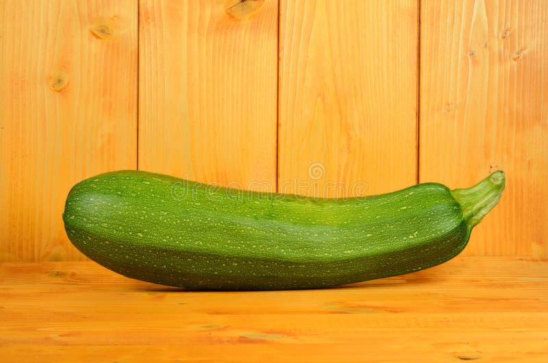 Une courgette verte photo stock. Image du montré, longtemps - 58708080