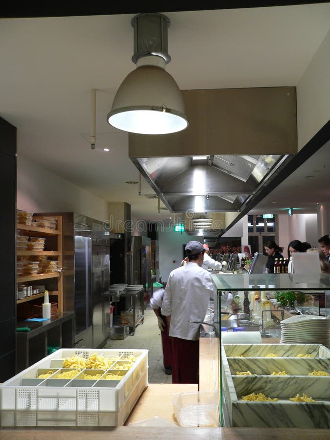 La cuisine d'un restaurant photo stock. Image du pâtes - 649024