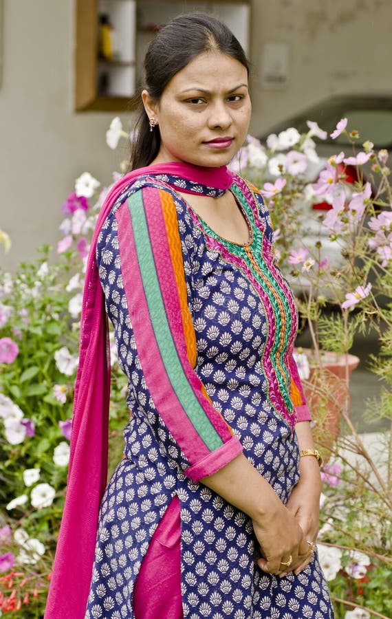 Une Femme Indienne Simple De Punjabi Image stock - Image du facile ...