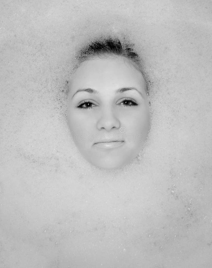 Une Fille Prend Un Bain Dans La Mousse Image Stock Image Du Gens