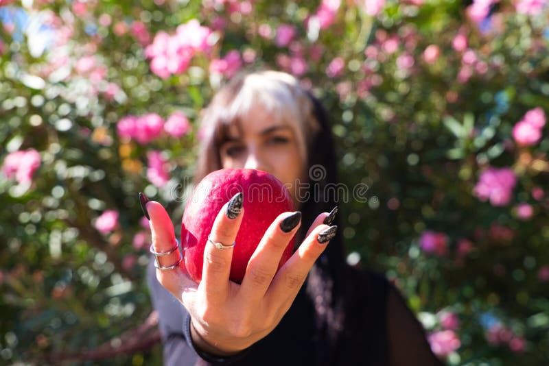 Une Fille Cochonne Qui Regarde La Caméra La Fille A Un Vert Oeil Et L