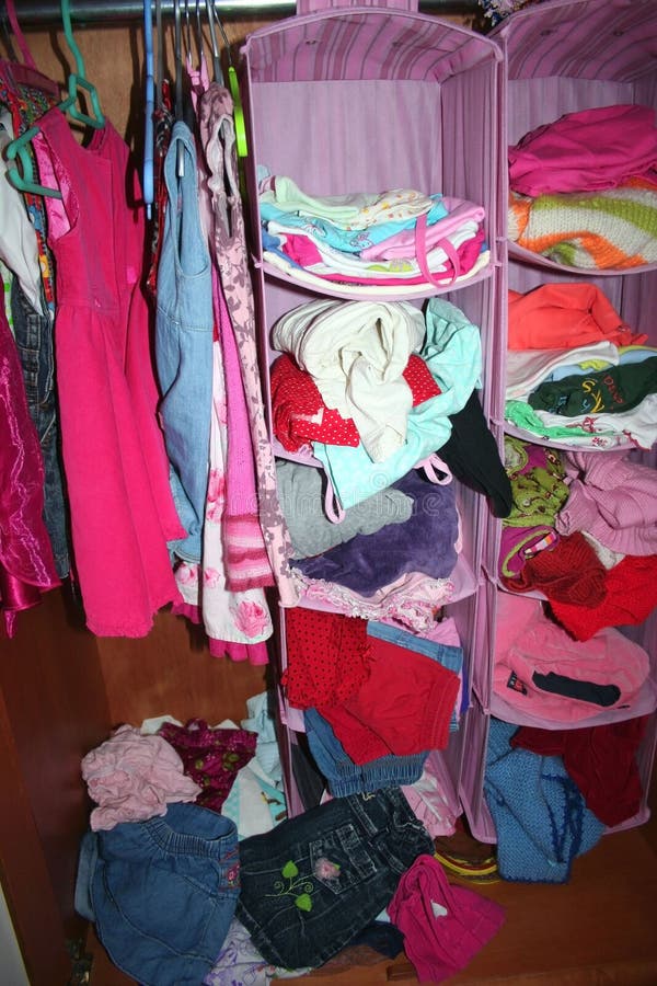 Une garde-robe d'enfant image stock. Image du jeans, robe - 5022379