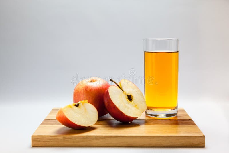Une glace de jus de pomme photo stock. Image du coupure - 112527764