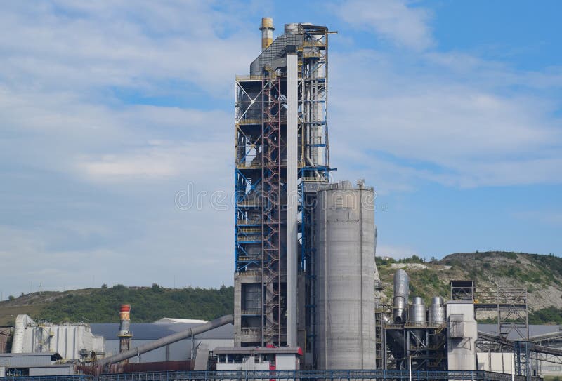 Une Grande Usine De Ciment Usine De Ciment De Verkhnebakansky Photo ...