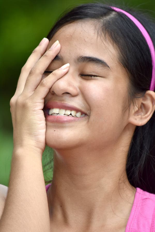 Une Jeune Adolescente Philippine Rit Image Stock Image Du Philippin