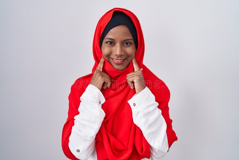 Une Jeune Femme Arabe Portant Un Foulard Islamique Traditionnel Le