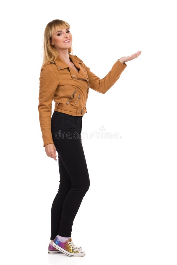 Une Jeune Femme Joyeuse Se Tient Debout à La Main Levée Et Présente ... Une Jeune Femme Joyeuse Se Tient Debout à La Main Levée Et Présente ...