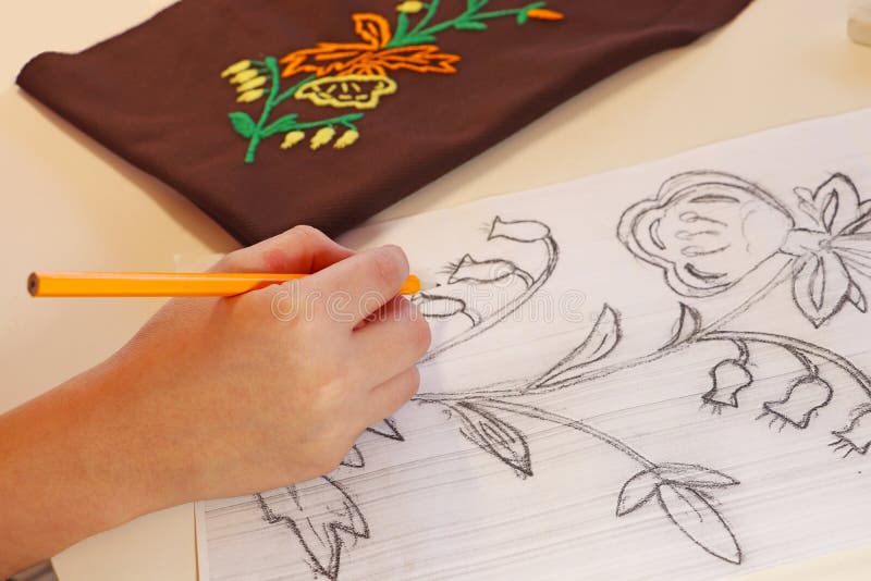 Une main dessine une fleur image stock. Image du dessine - 130567117