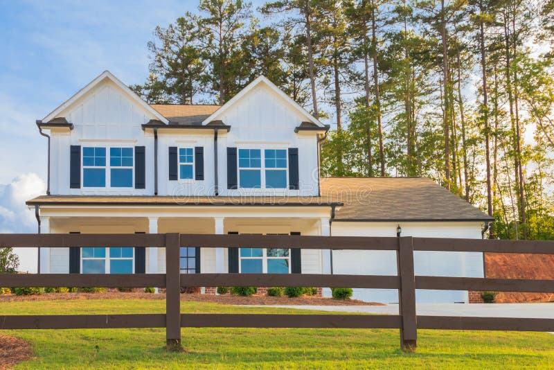 Une Maison Modèle Blanche Avec Une Barrière De Style De Ranch Image ...