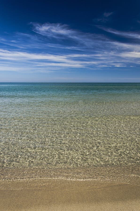 Une Mer Claire Et Cristalline Merveilleuse Photo stock - Image du calme ...
