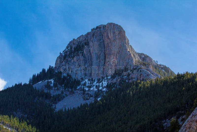 Chemin Rocailleux De Montagne Photo stock - Image du rouge, horizontal ...