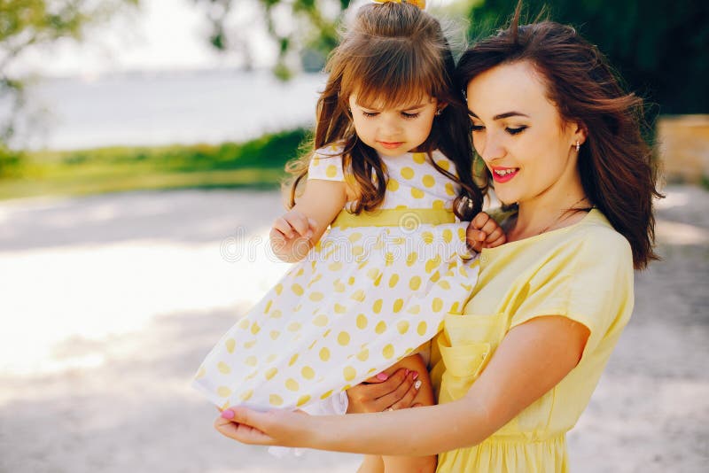 Une Mère Avec Sa Fille Dans Un Parc Solaire Image Stock Image Du