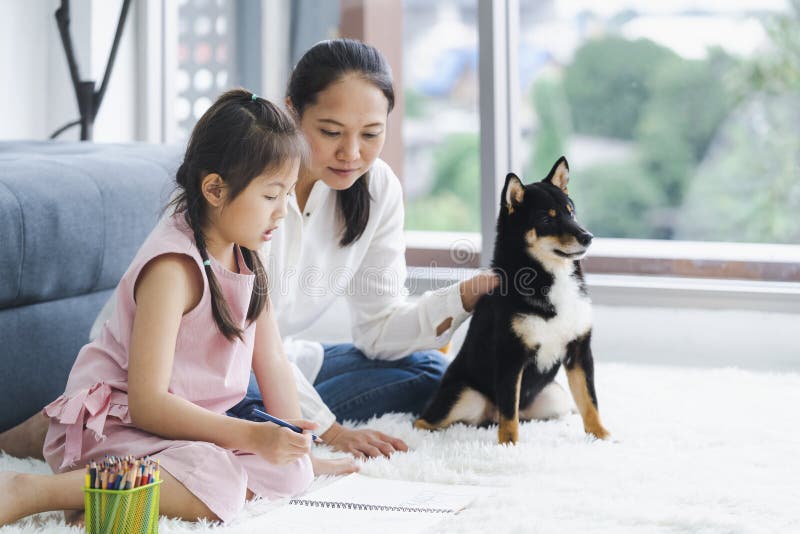 Une Mère Apprend à Sa Fille à Faire Ses Devoirs Dans Le Salon Avec Un