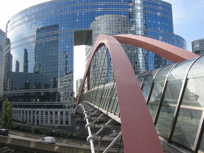 Une passerelle moderne photographie éditorial. Image du réflexion - 554727