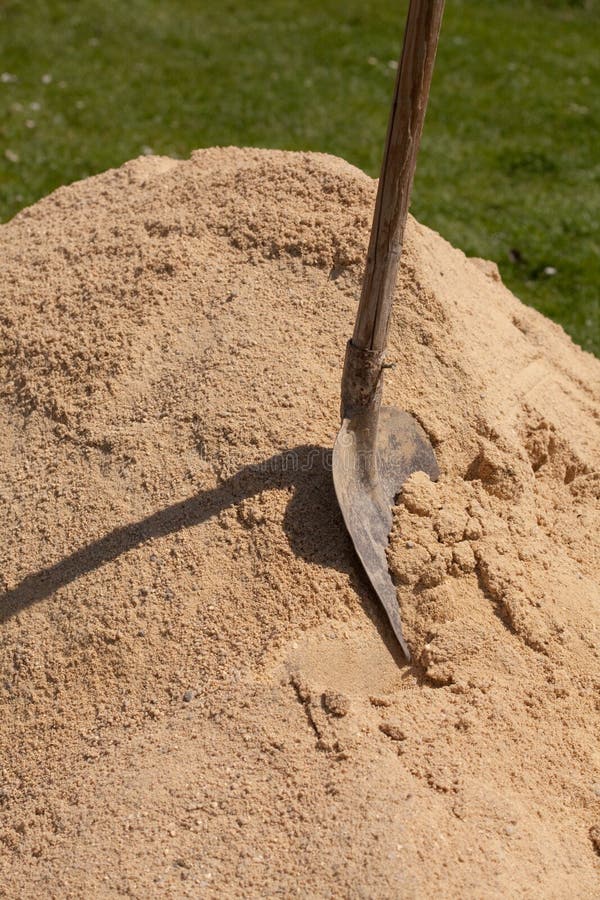 Une pelle et un sable photo stock. Image du pile, gravier - 14149542