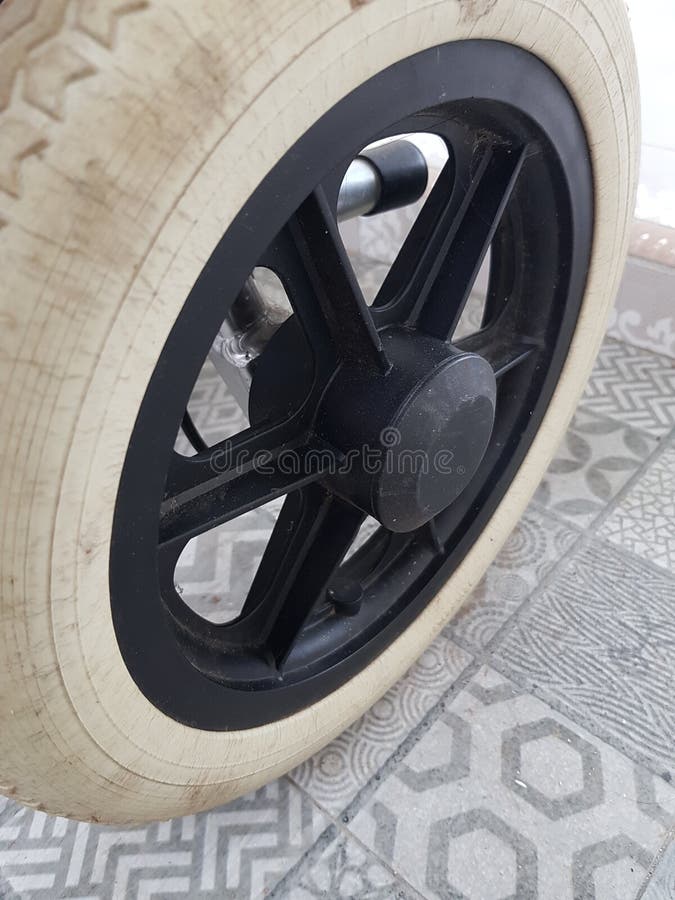 Une Roue Blanche Et Noire Se Trouve Sur Le Sol Image stock - Image of ...