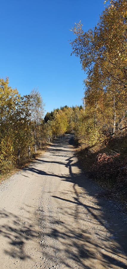 Une Route Dans Le Village De Marisel Image stock - Image du lieux, lame ...