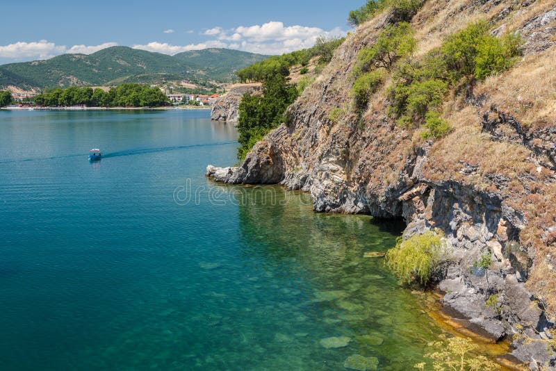 Une Vue Vers Le Lac Ohrid Avec Des Bateaux Photo stock - Image du ...