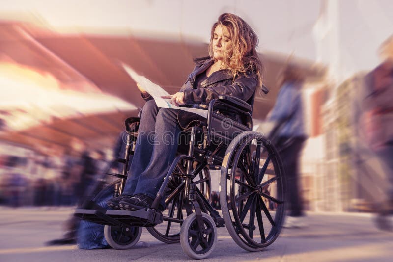 Gammal dam i rullstol arkivfoto. Bild av igen, gammalt - 148200258