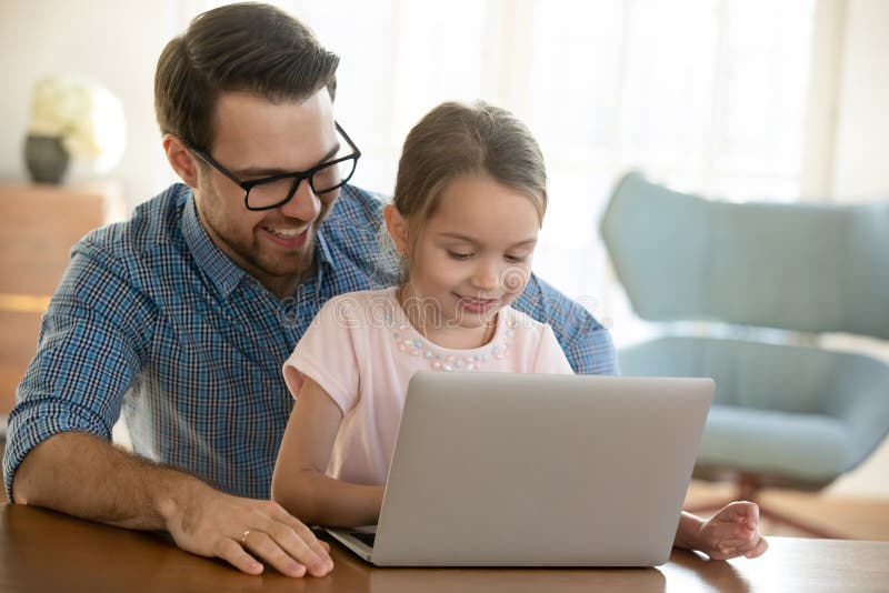 Unge Man Som Knullar Liten Dotter Som Sitter Tillsammans På Soffa