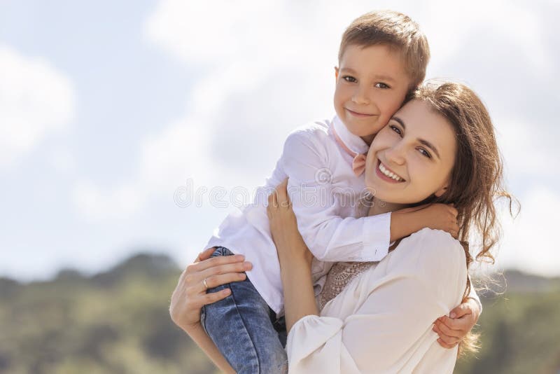 Ung Glad Mamma Med Son På En Promenad I Den Europeiska Staden Pojken