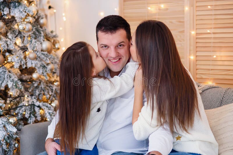 Ung Mamma Far Och Deras Lilla Dotter Som Sitter Nära Julgranen På