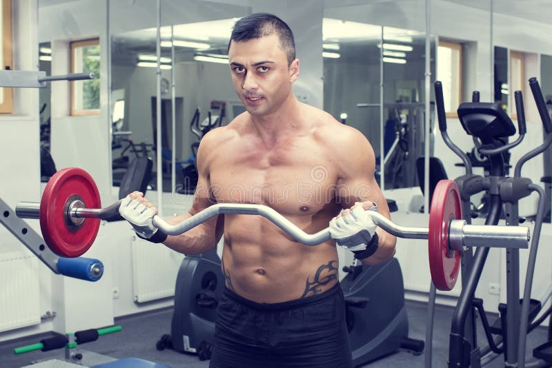 Attraktiv, Ung Och Muskulös Asiatisk Man Tränar Som Bodybuilder Framför ...