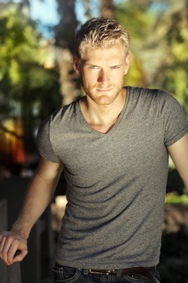 Ung manlig modell arkivfoto. Bild av manlig, kille, grabb - 33335898