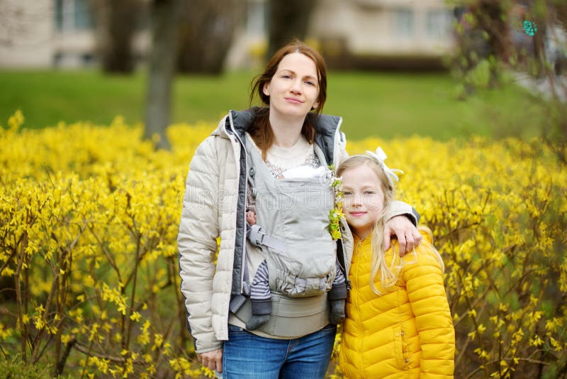 Äldre Mamma Och Dotter Som Poserar Och Ser Kameran Arkivfoto Bild Av