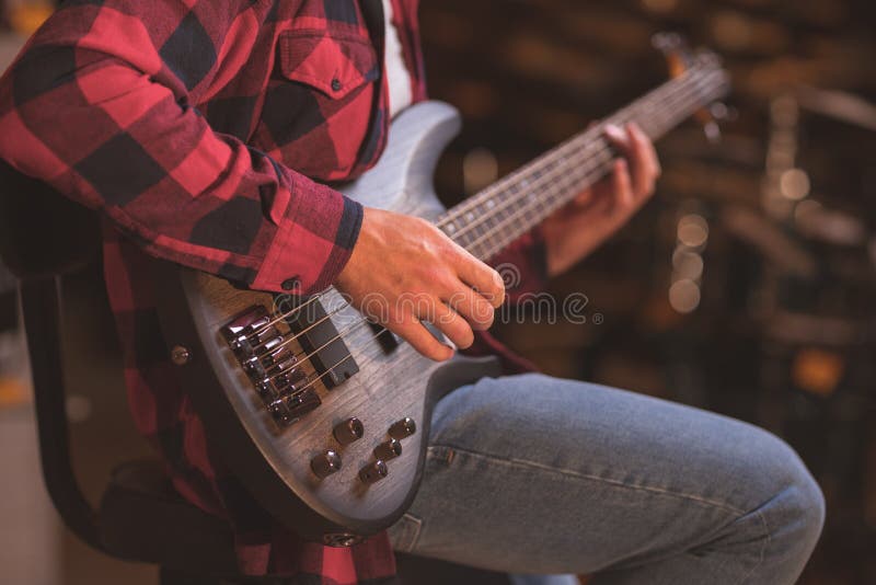 Ung musiker med en gitarr fotografering för bildbyråer. Bild av ...