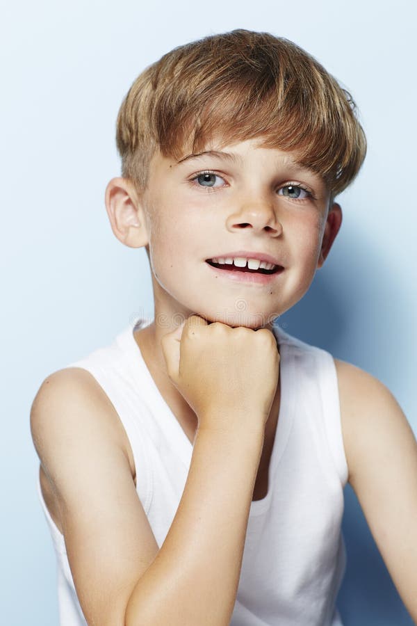 Ung Pojke I Studion Som Ler Fotografering för Bildbyråer - Bild av ...