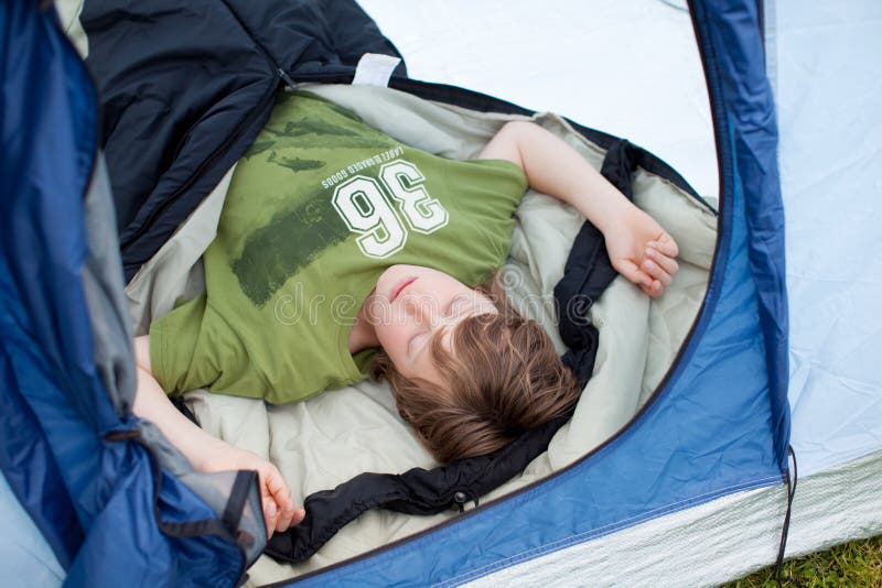 Ung Trött Pojke Som Sover I Tält Fotografering för Bildbyråer - Bild av ...