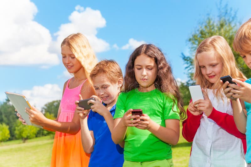 Ungar Som Sitter Med Mobila Enheter Fotografering för Bildbyråer - Bild ... Ungar Som Sitter Med Mobila Enheter Fotografering för Bildbyråer - Bild ...