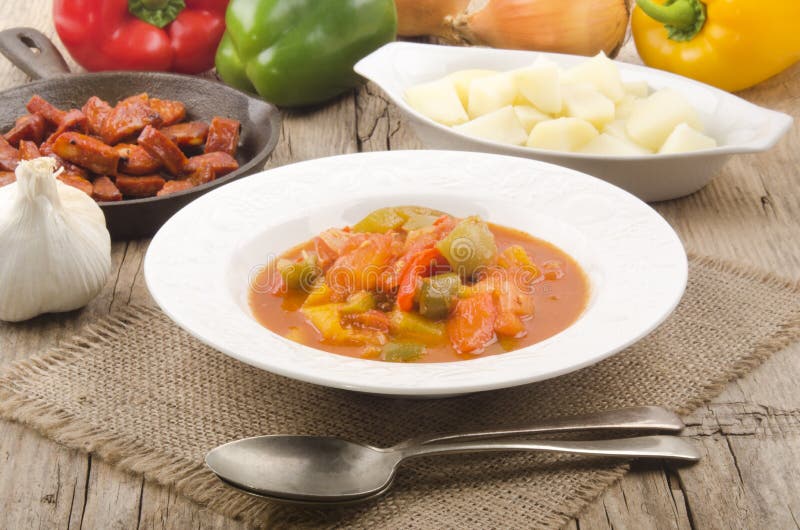 Ungarisches Letcho Mit Kartoffel Und Kolbasz Stockbild - Bild von ...