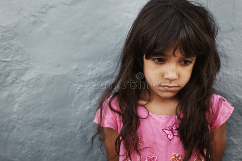 Unschuldiges Kleines Mädchen Das Gegen Blaue Wand Steht Stockfoto
