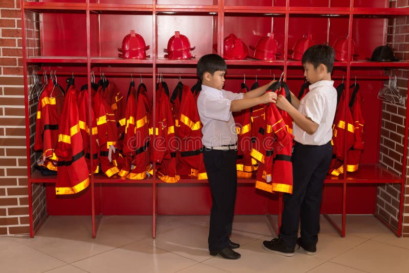 Uniforme del bombero foto de archivo. Imagen de rescate - 43072228
