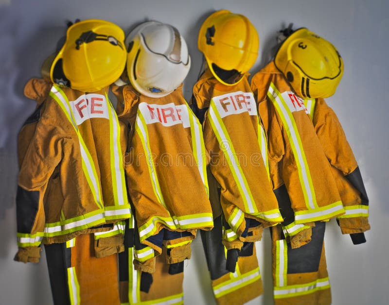 Uniformes De Sapeurs-pompiers Image stock - Image du casier, casques ...