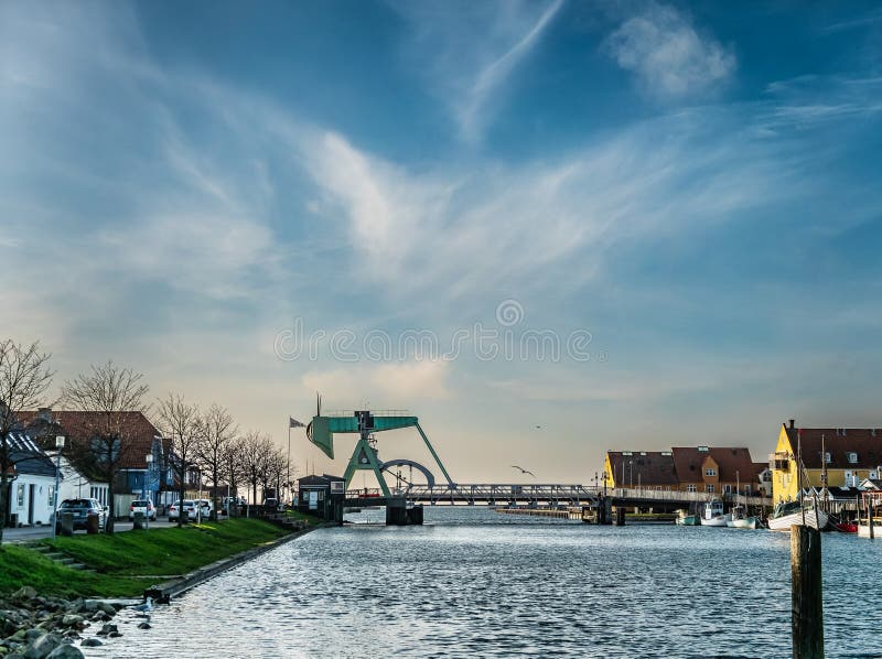 Unique Grasshopper Bridge with Distinctive Architecture and Design ...