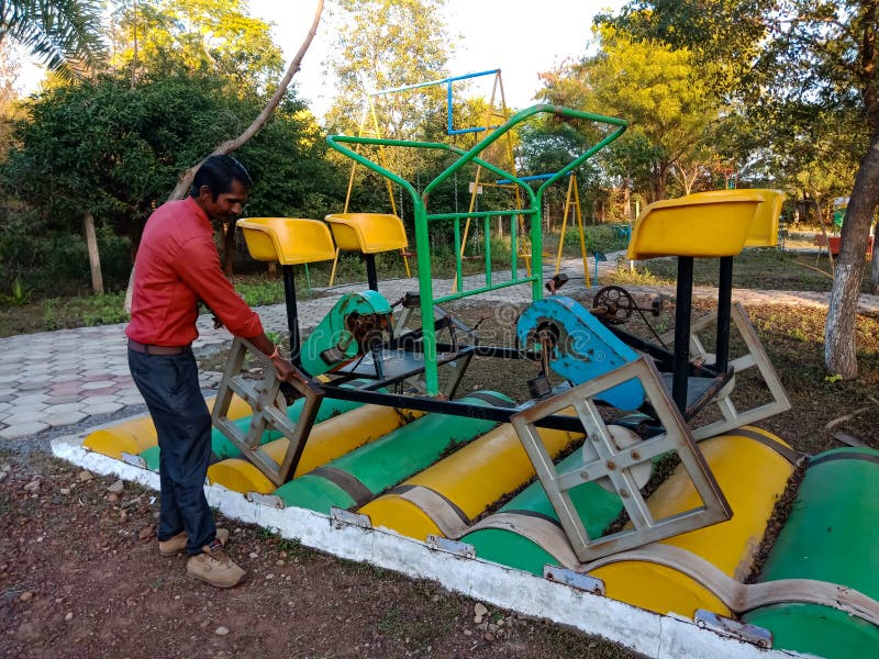 Unique Square Shape Vehicle Running on Circle Shape Road during ...