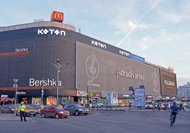 Het Winkelcentrum Van De Unireawandelgalerij (Magazinul Unirea) in ...