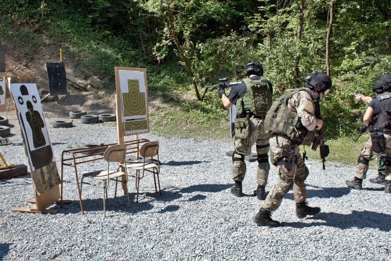 Formation de police image stock. Image du police, canon - 19047573